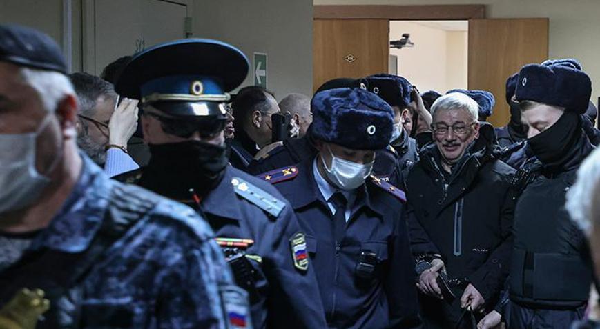 Rusya’da aktivist Orlov'a hapis cezası verildi - Son Dakika Haberler ...