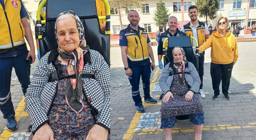 90 yaşındaki Bedriye Teyze sedye ile getirildiği okulda oyunu kullandı ...