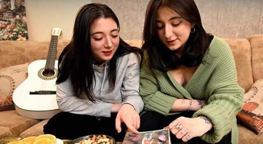 Varlığından bile haberi yoktu! Kayıp ikizini bakın nerede buldu ...