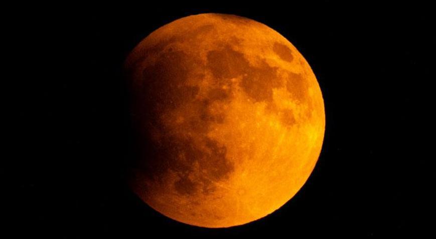82 dakika sürdü! 'Kanlı Ay' tutulması gökyüzünde görsel şölen oluşturdu ...