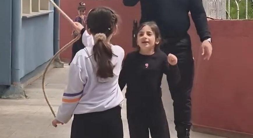 Zonguldak’ta okulda görevli polis, çocuklarla ip atladı - Zonguldak ...