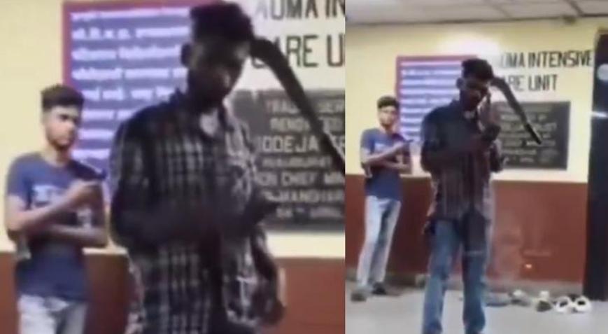 Dünya bu görüntüyü konuşuyor! Kafasına pala saplandı, telefona bakmaya ...