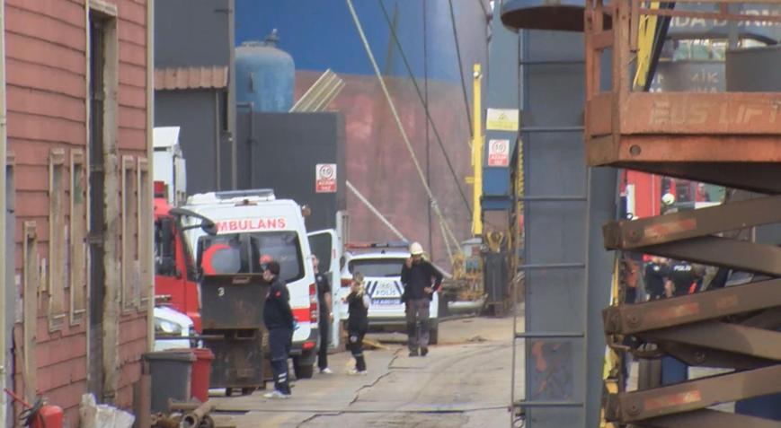 Tuzla'da tersanede bakımı yapılan gemide yangın- 1 - İstanbul Haberleri