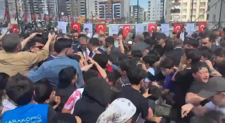Şanlıurfa’da park açılışında çocuklara top ve oyuncak dağıtımı ...