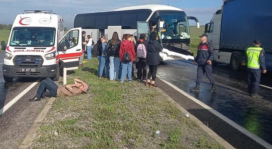Tur otobüsü kayganlaşan yolda karşı şeride geçti: 16 yaralı - Güncel ...