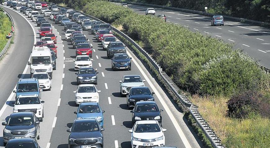 Bayram dönüşü uzun kuyruklar oluştu: Tersine göç başladı - Haberler ...