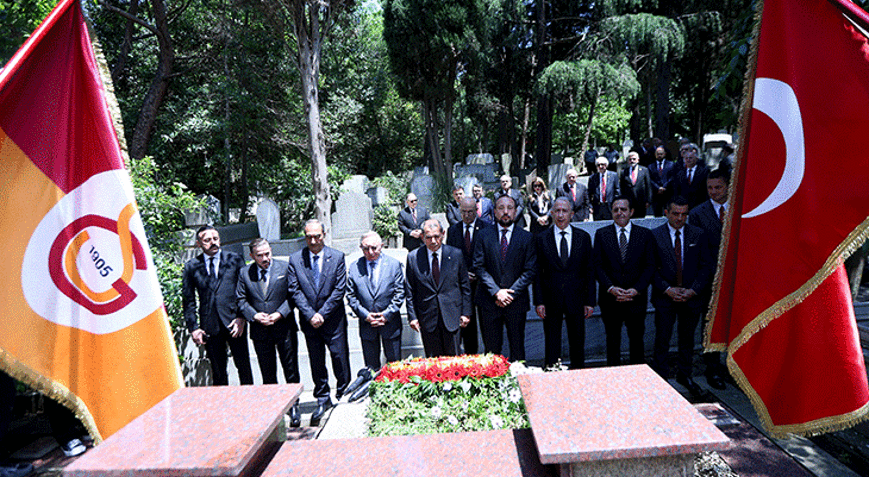 Dursun Özbek'ten Ali Sami Yen ve Süleyman Seba'nın kabrine ziyaret ...
